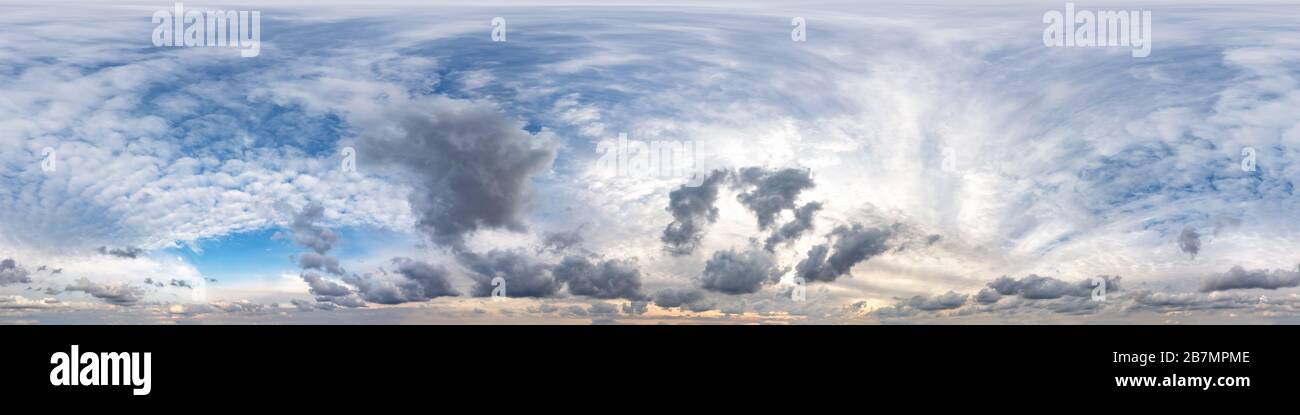 Panorama hdri transparent vue d'angle à 360 degrés ciel bleu avec de beaux nuages de cumulus ...