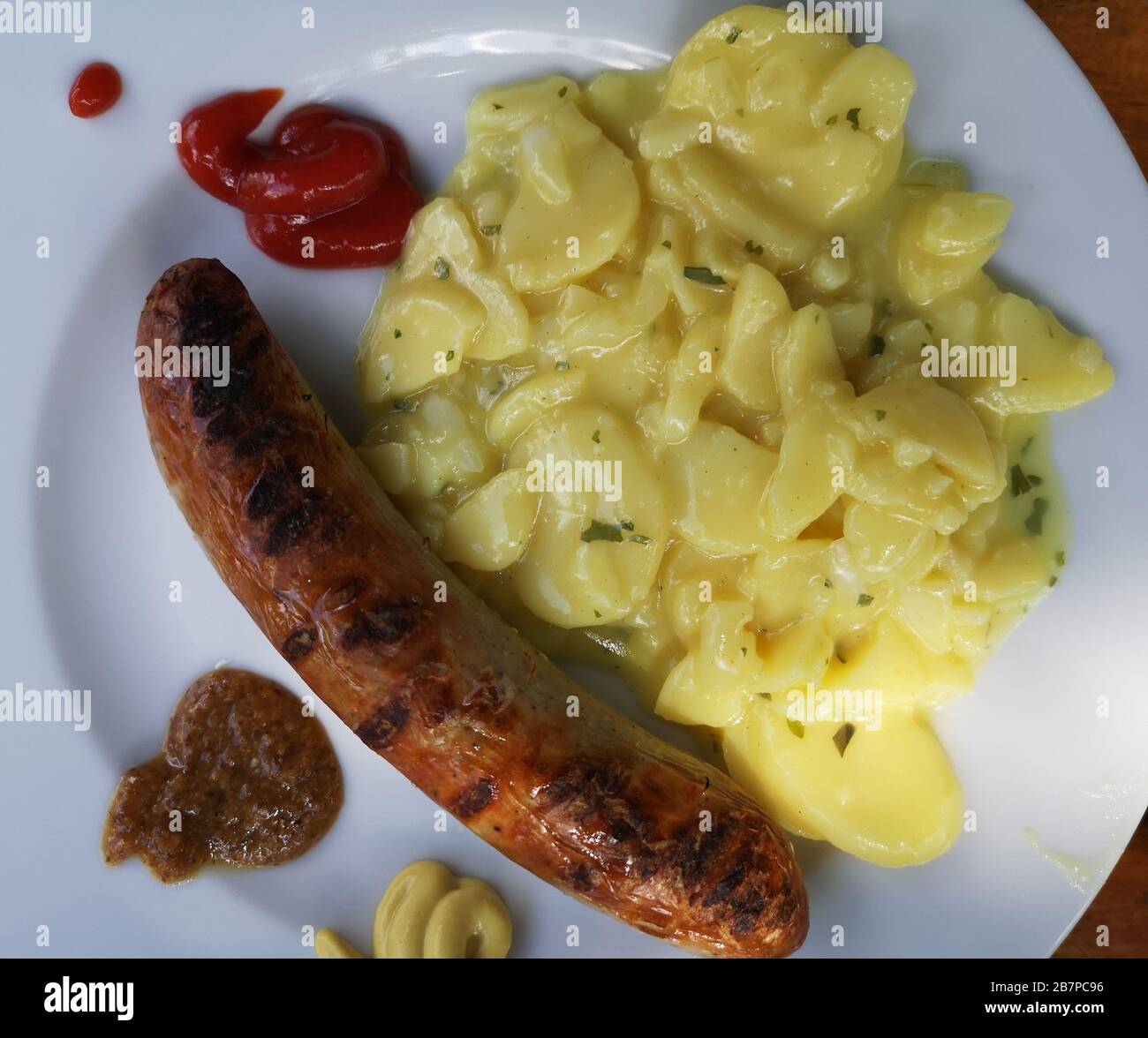 Salade de saucisses allemandes Banque de photographies et d’images à haute résolution - Alamy