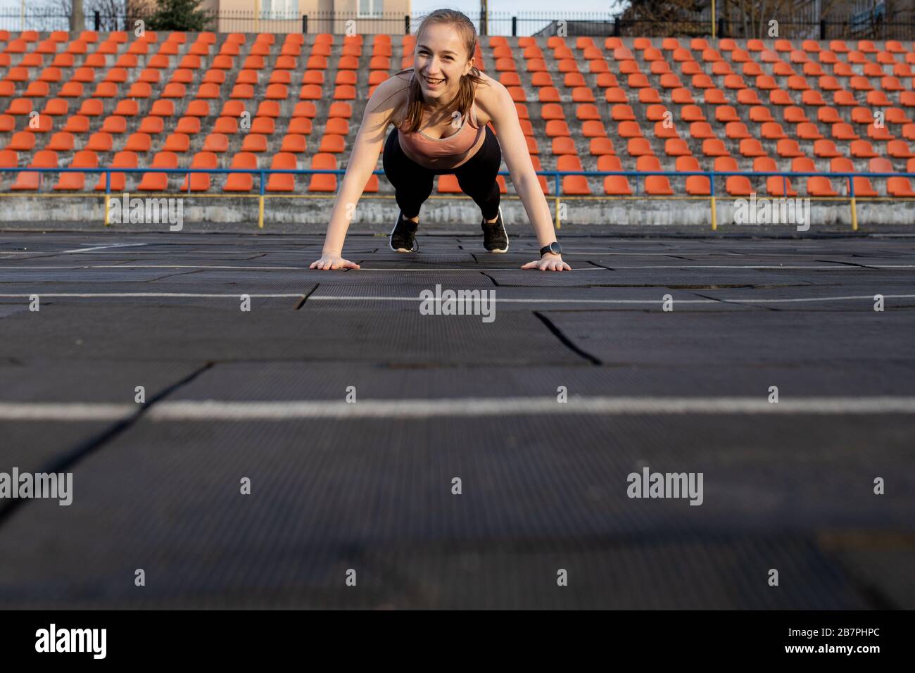 La préparation de l'athlète féminine jambes pour entraînement cardio ...