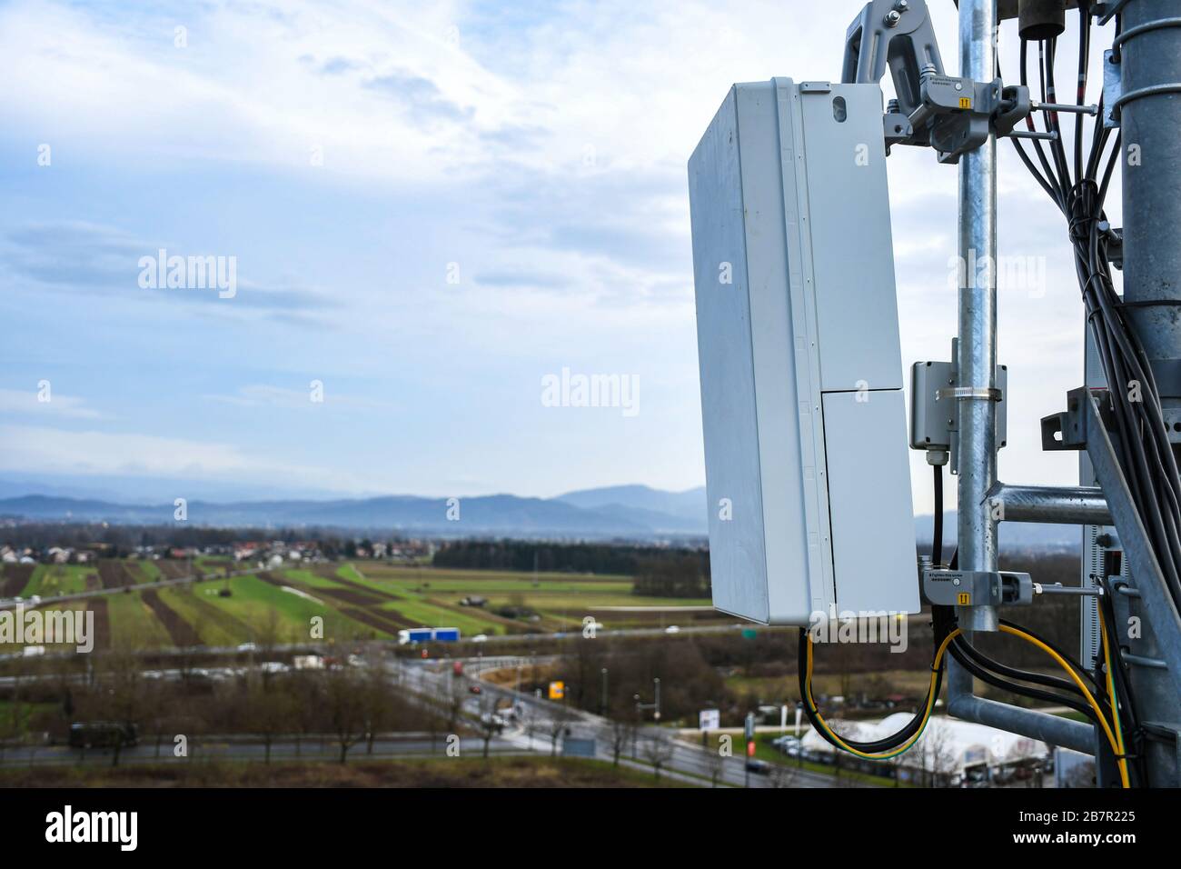 5 G nouvelle antenne de réseau de télécommunication radio montée sur un ...