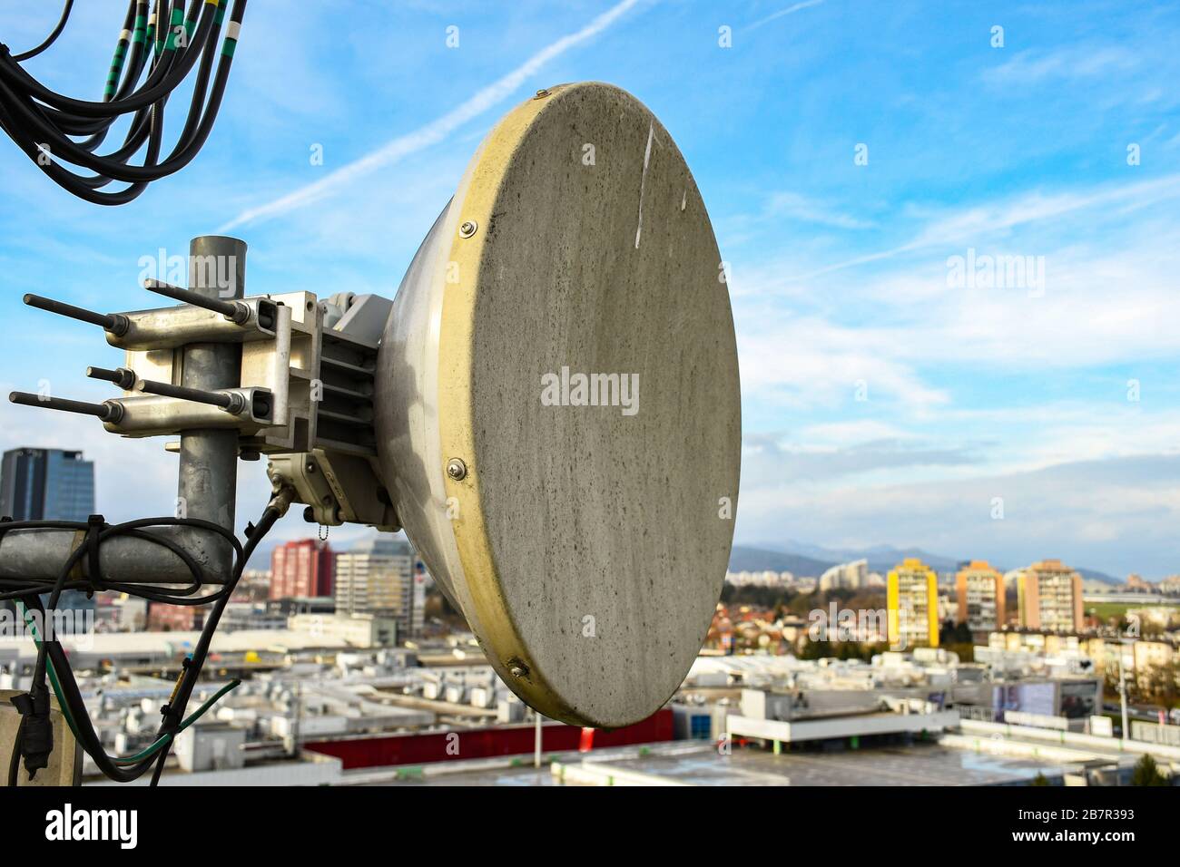 Antenne parabolique de réseau de télécommunication radio micro-ondes ...