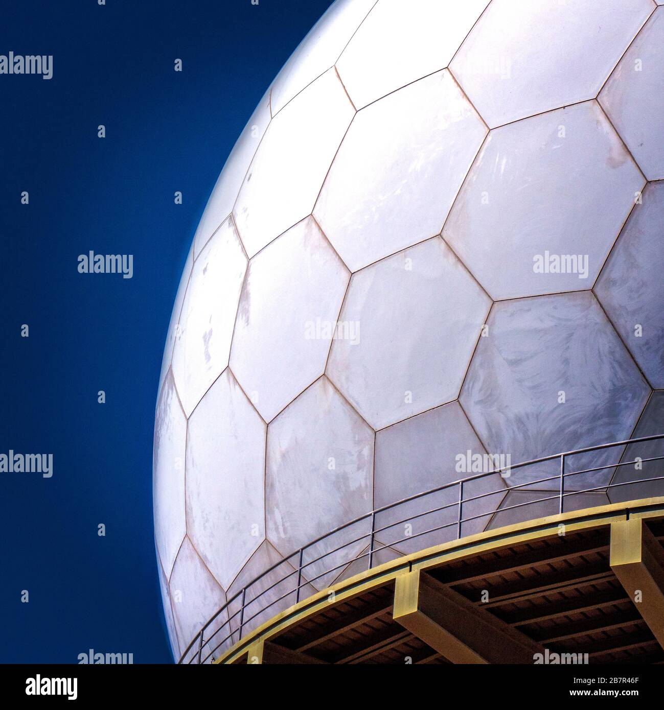 Radar station dome Banque de photographies et d’images à haute ...