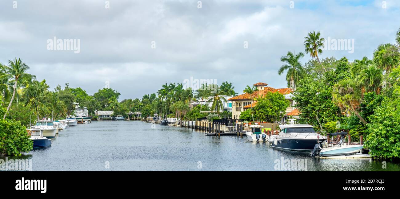 Maisons au bord de l'eau avec quai et yacht à fort Lauderdale, en ...
