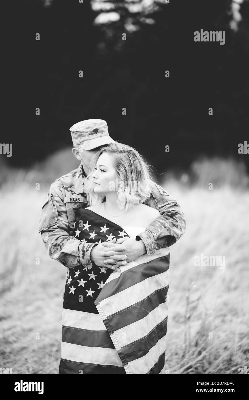 Photo en niveaux de gris d'un soldat américain qui embrasse sa femme Photo Stock - Alamy