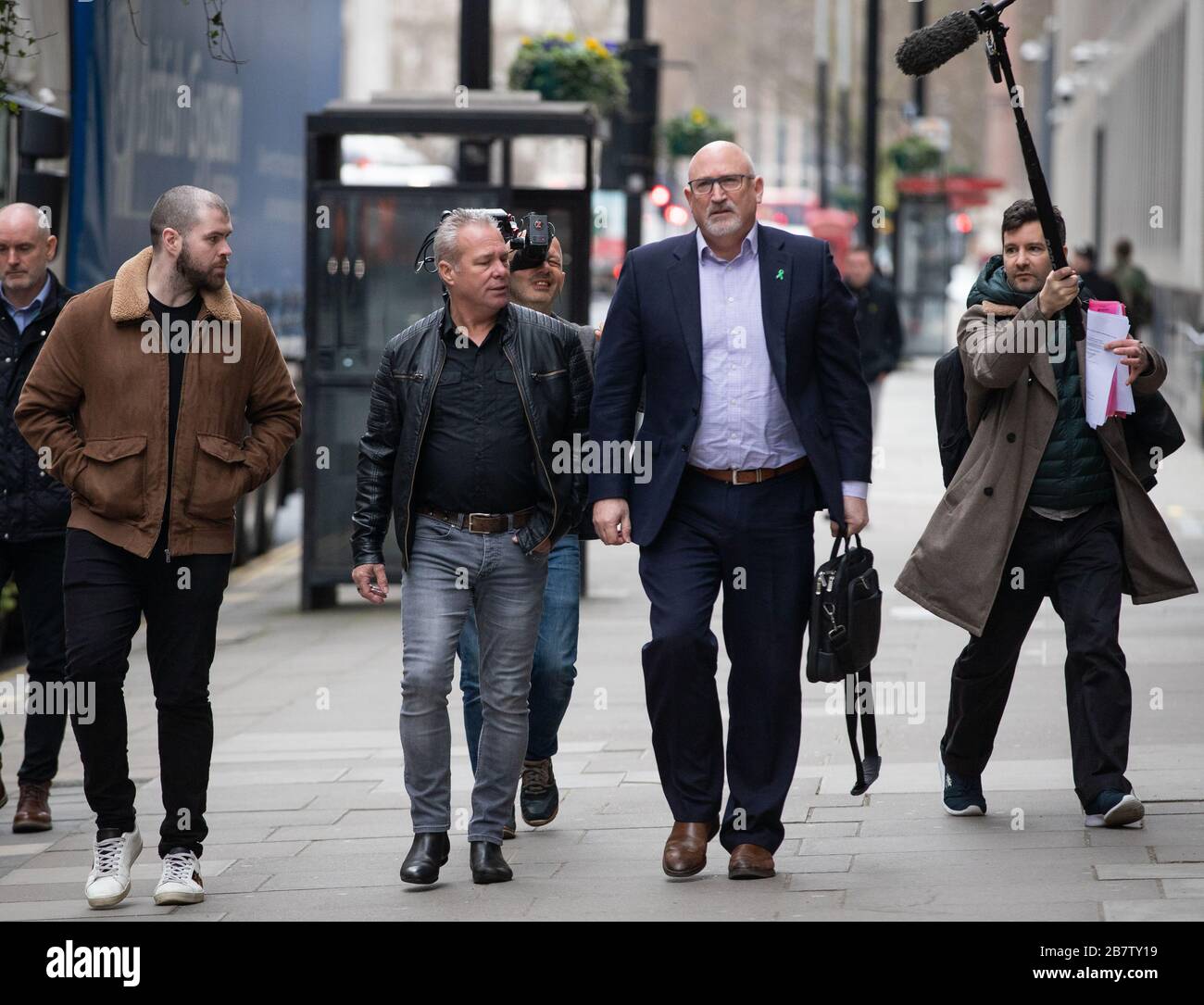 Porte parole de la famille harry dunn radd seiger gauche Banque de ...