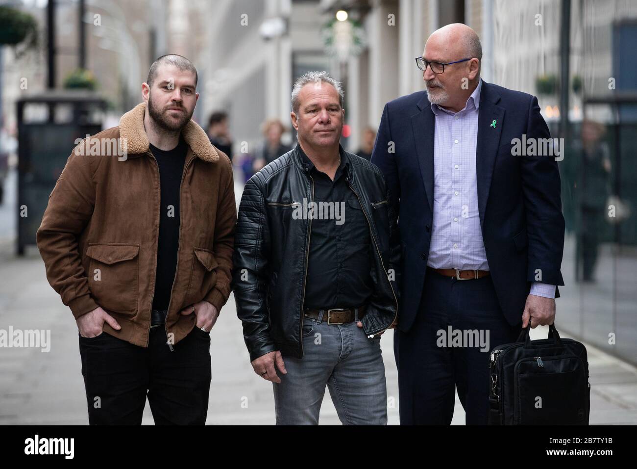 Porte parole de la famille harry dunn radd seiger gauche Banque de ...