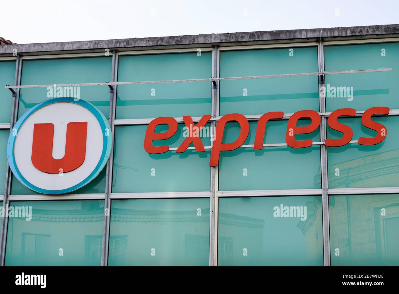 Logo u express Banque de photographies et d’images à haute résolution ...