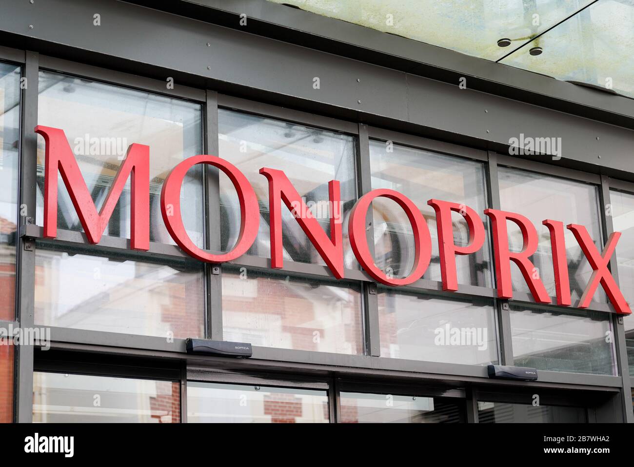 Logo monoprix Banque de photographies et d’images à haute résolution - Alamy