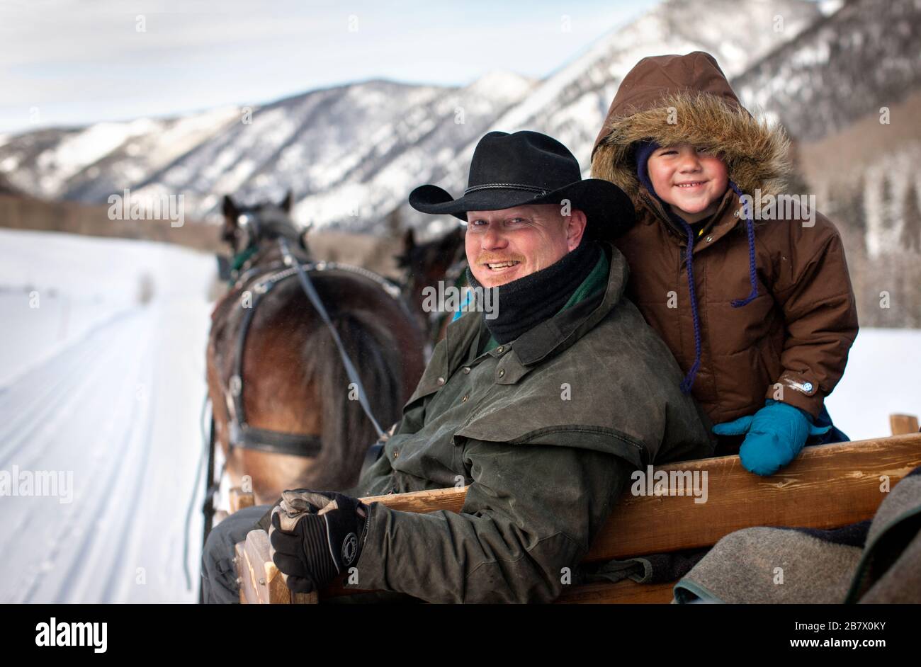 Homme et son fils assis sur un cheval Banque de photographies et d ...