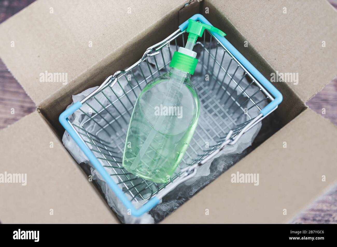 hygiène contre les virus et les bactéries concept, flacon de solution ...