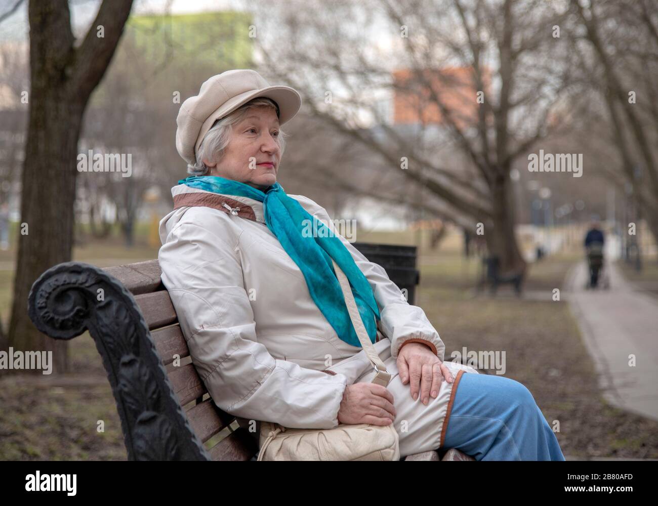 Vieille Dame Assise Sur Un Banc En Bois Banque De Photographies Et D