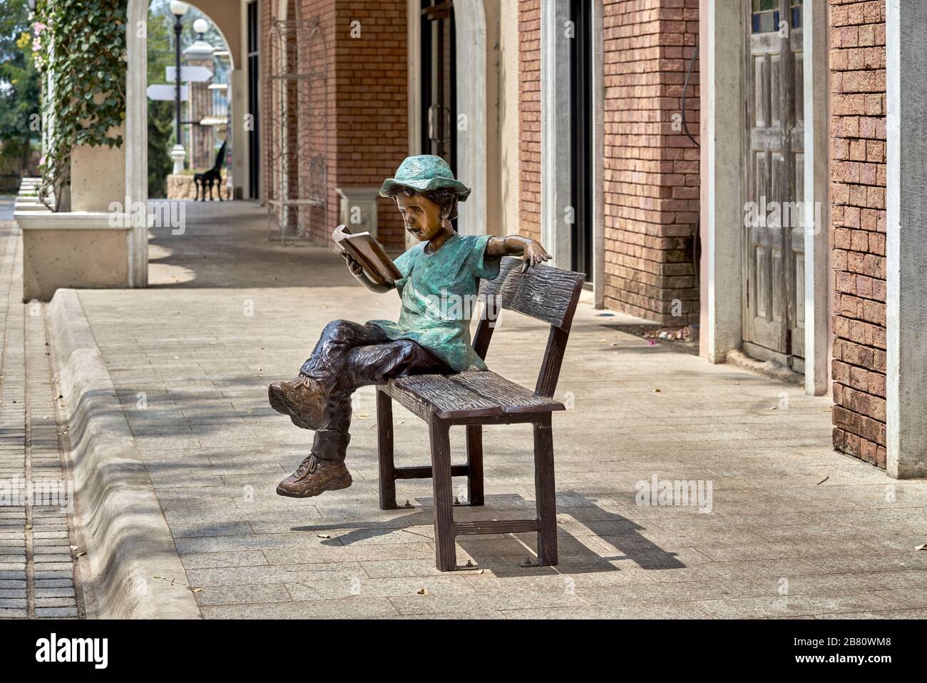 Statue assise sur un banc Banque de photographies et d’images à haute ...