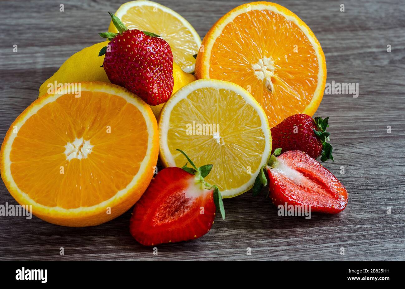 Fraises aux fruits tropicaux Banque de photographies et d’images à ...