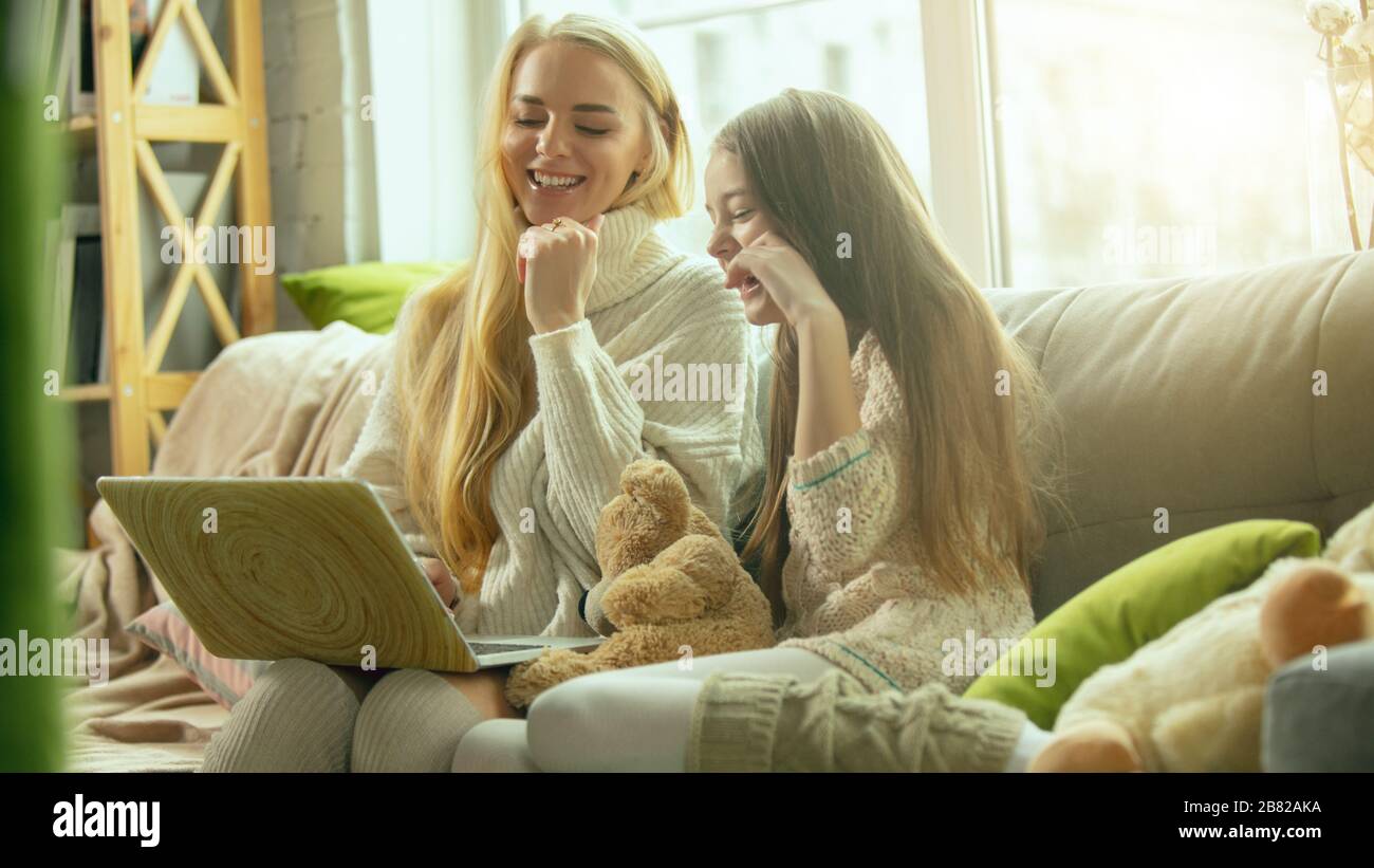Amuse-toi bien. Bonne famille affectueuse. La mère et la fille passent ...