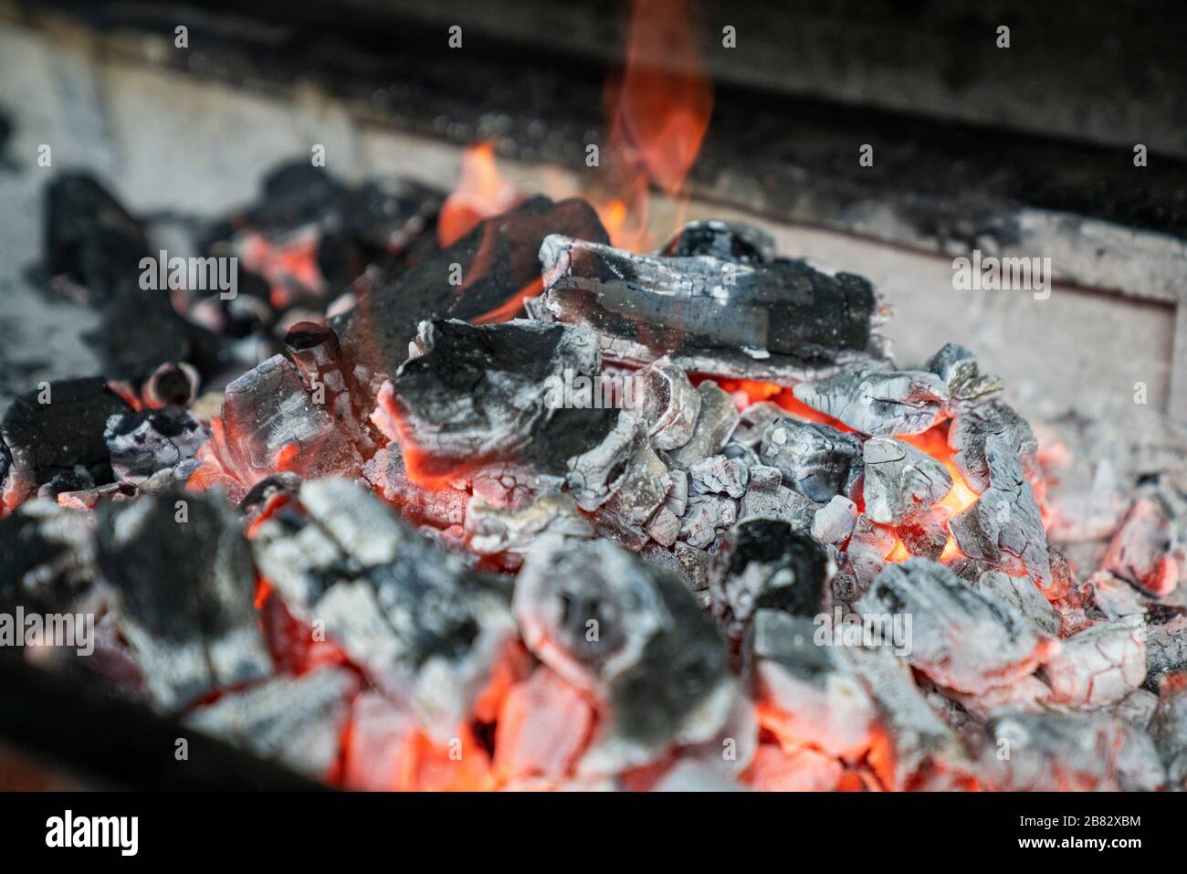 Traditionnel turc Adana kebap sur barbecue en métal dans le restaurant ...