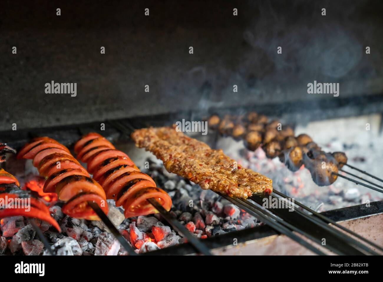 Traditionnel turc Adana kebap sur barbecue en métal dans le restaurant ...