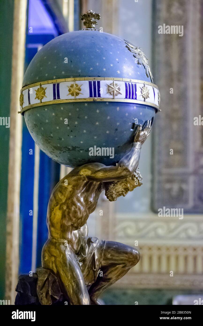 Statue of atlas holding globe Banque de photographies et d’images à ...