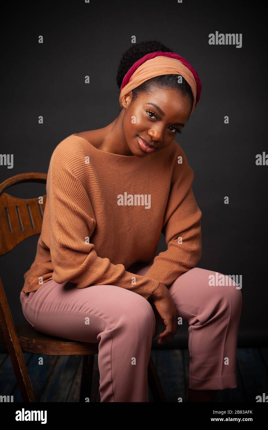 Vieille femme africaine assise Banque de photographies et d’images à haute résolution - Alamy
