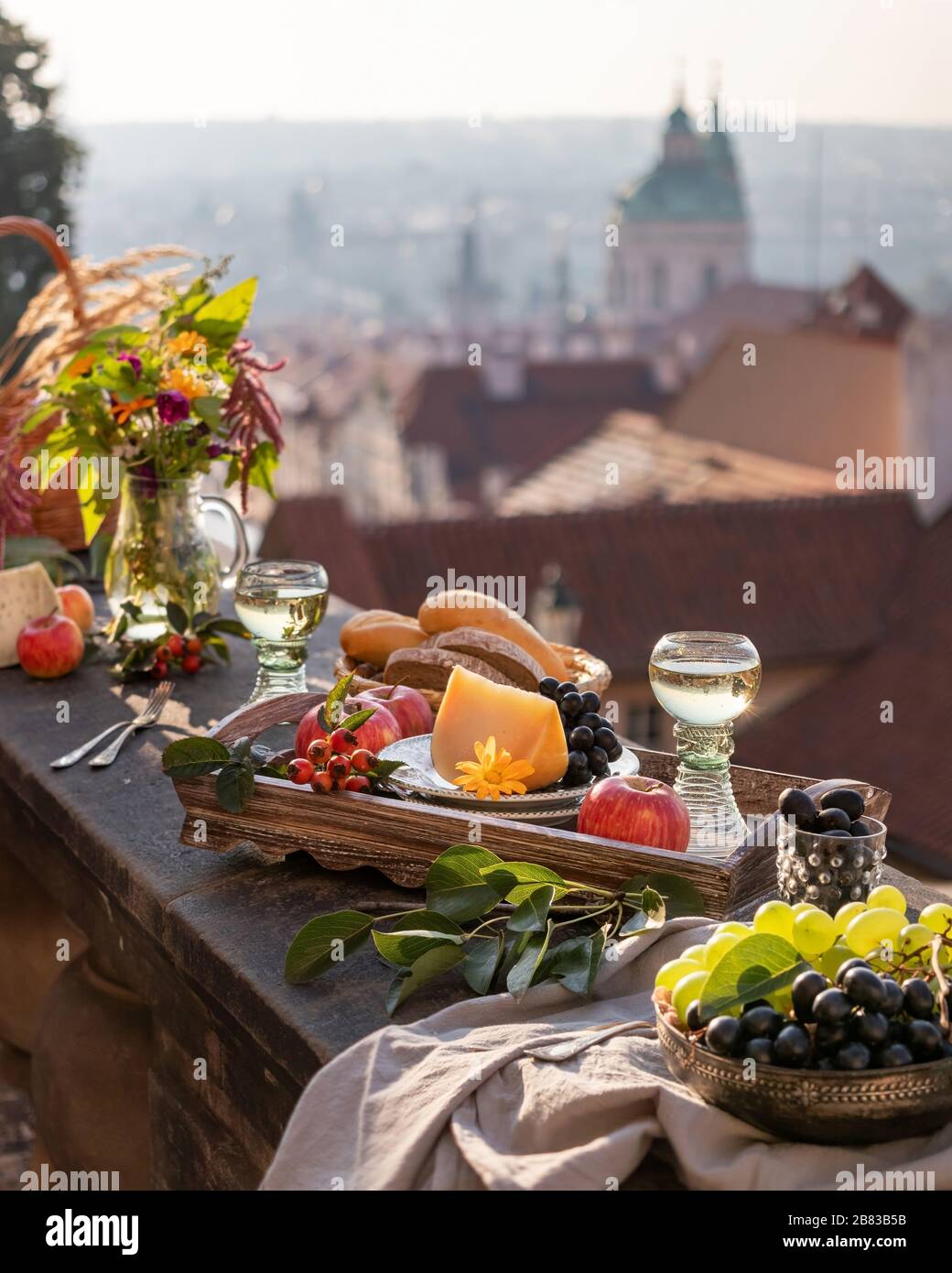 Petit-déjeuner avec vue sur les toits de Mala Strana à Prague, en ...