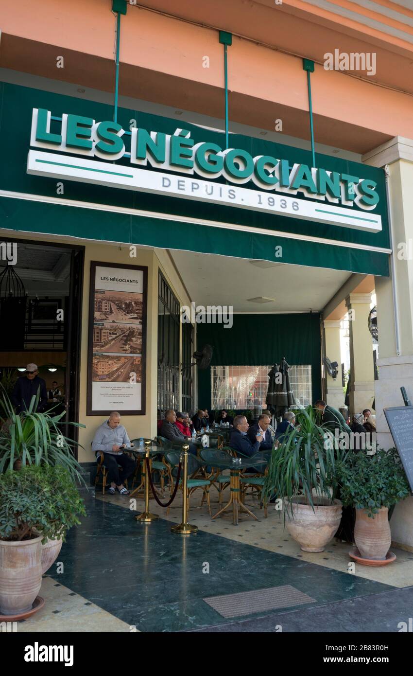 Les clients du populaire café les négociants, une institution depuis ...