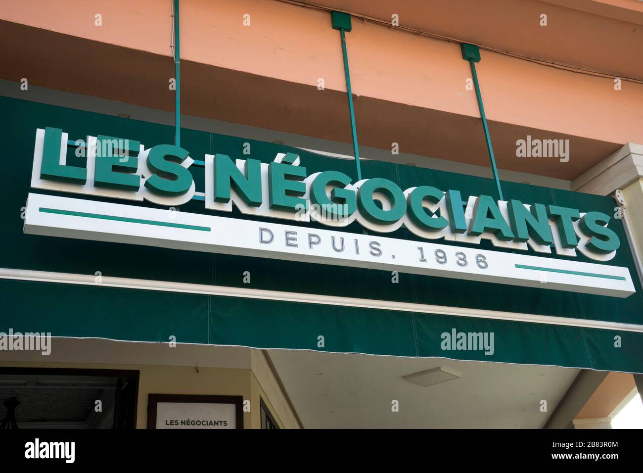 Signez à l'extérieur du populaire café les négociants, une institution ...