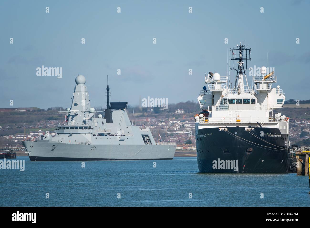 Le premier destroyer lance missiles de la royal navy Banque de ...