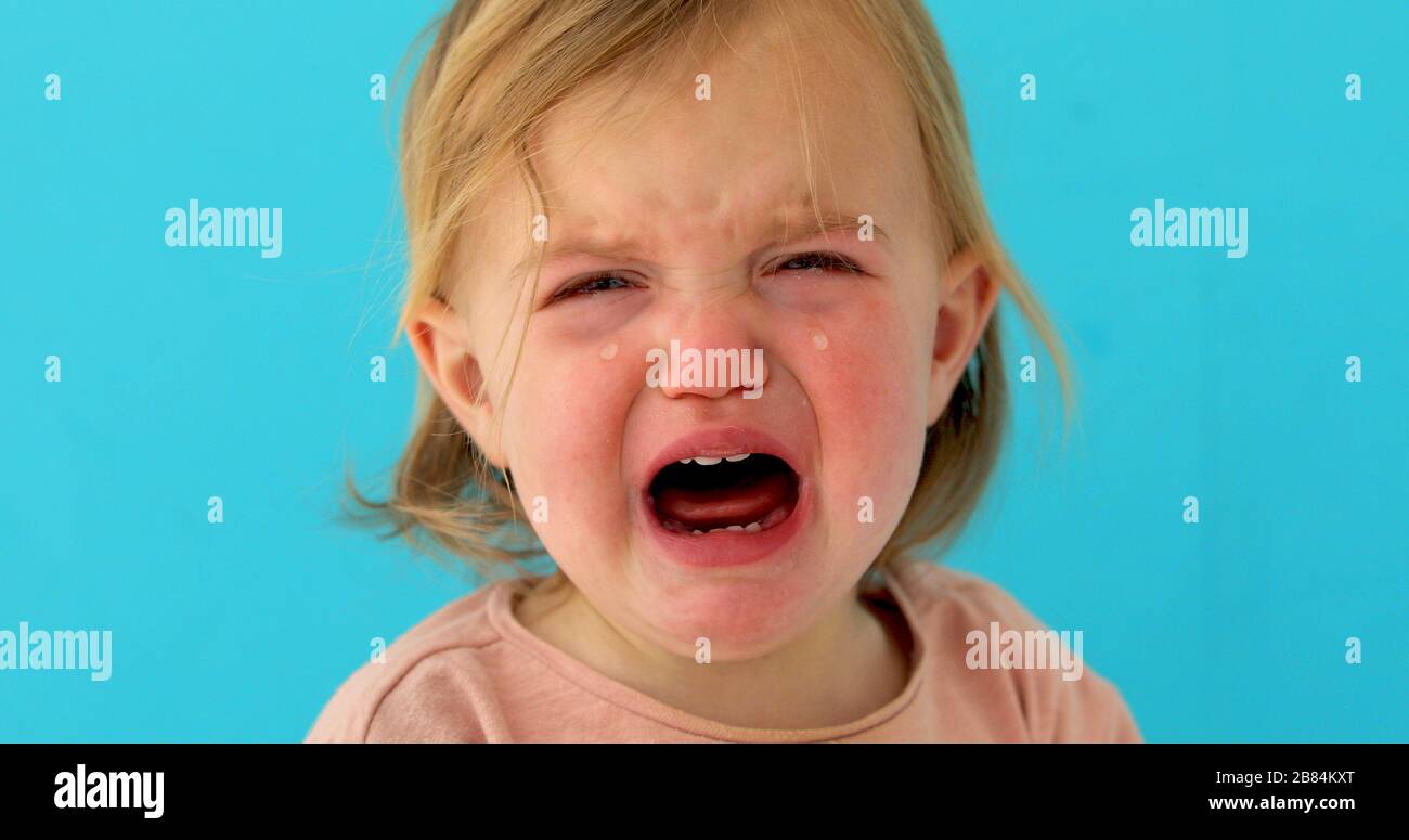 Baby cries Banque de photographies et d’images à haute résolution - Alamy