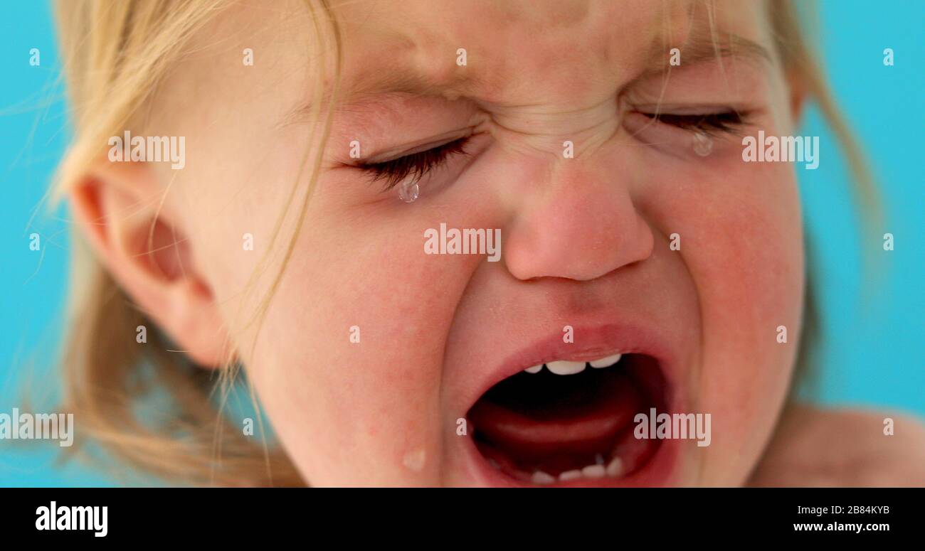 Baby cries Banque de photographies et d’images à haute résolution - Alamy