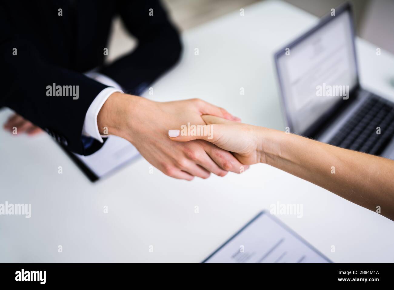 Young shaking hands with executive Banque de photographies et d’images ...