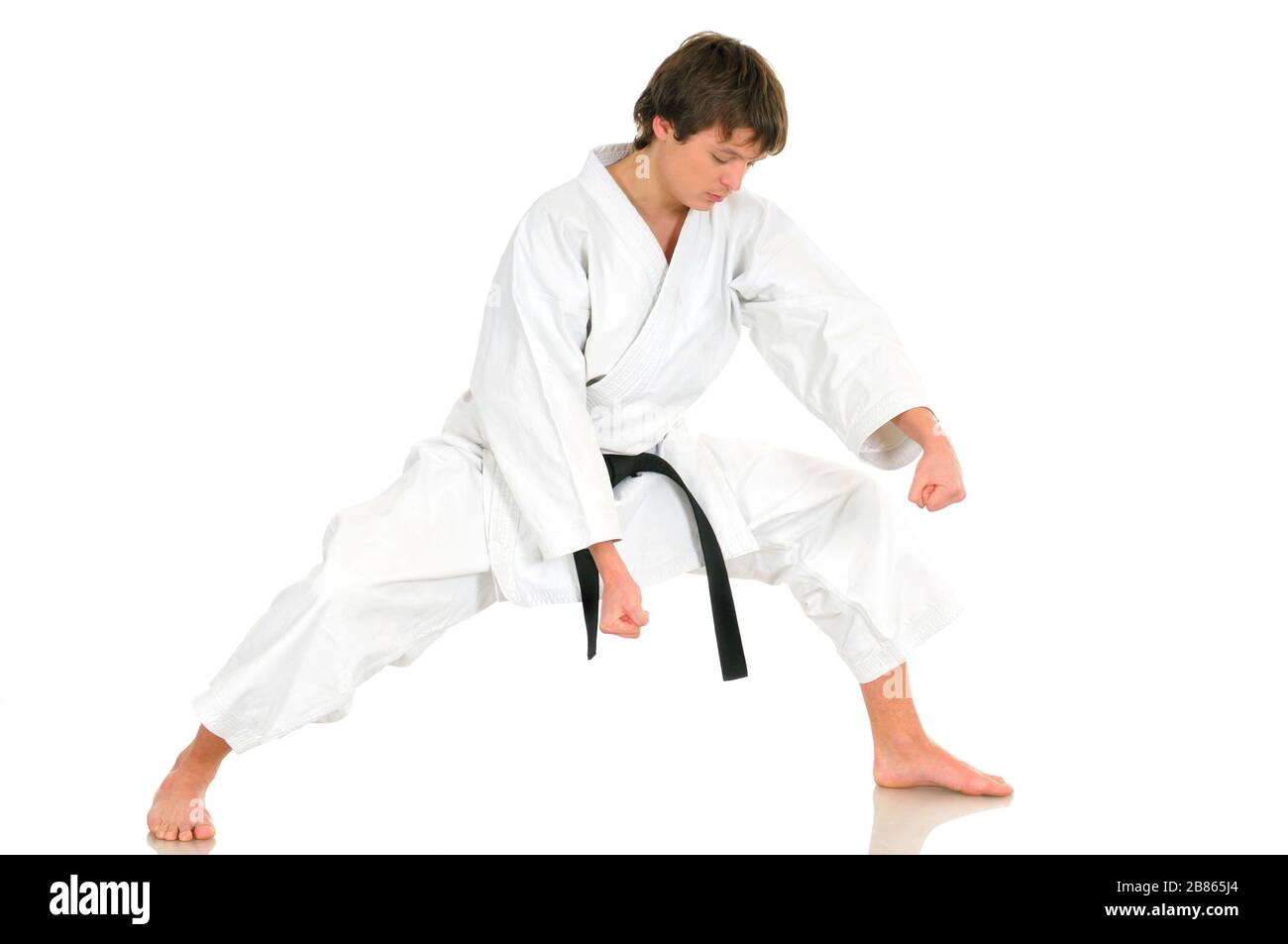 Un jeune homme de talent professionnel en karaté dans un costume kimono ...