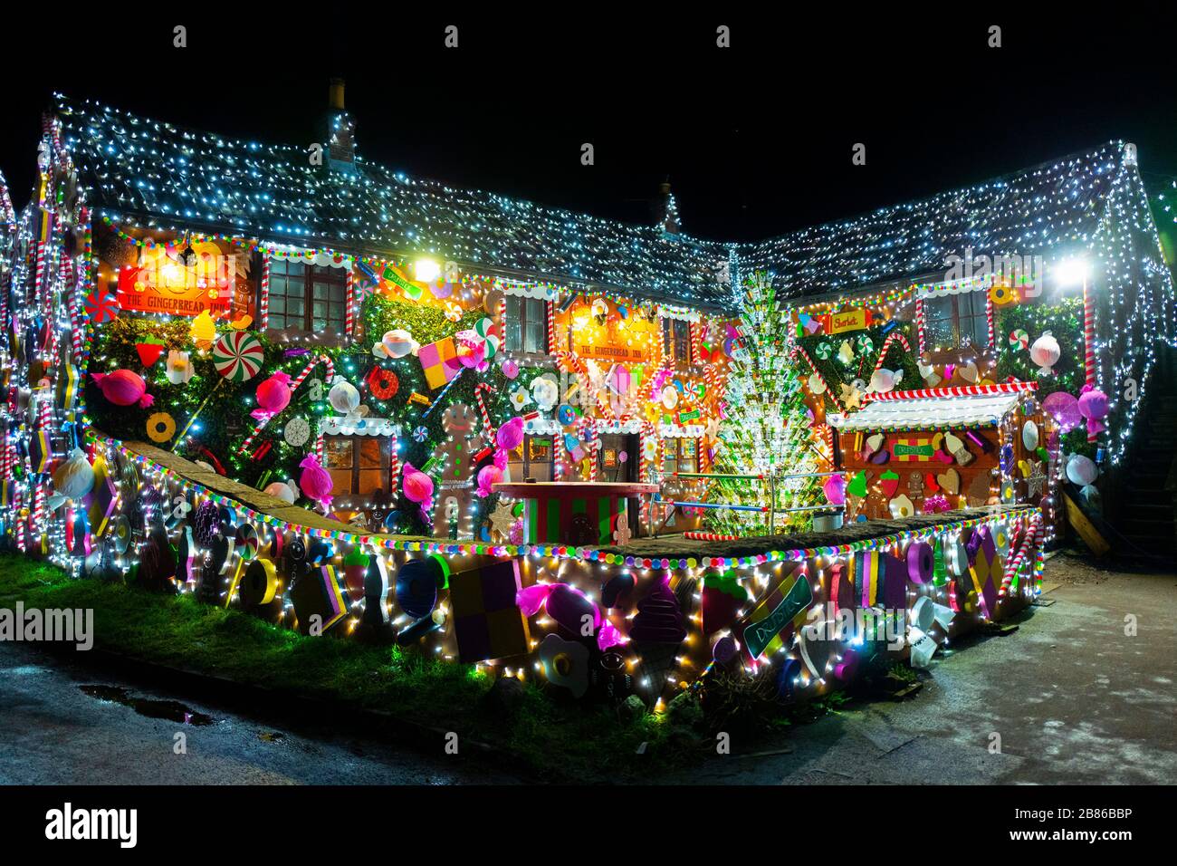 Le Queen Victoria Pub de Priddy, Somerset, est décoré comme une maison ...