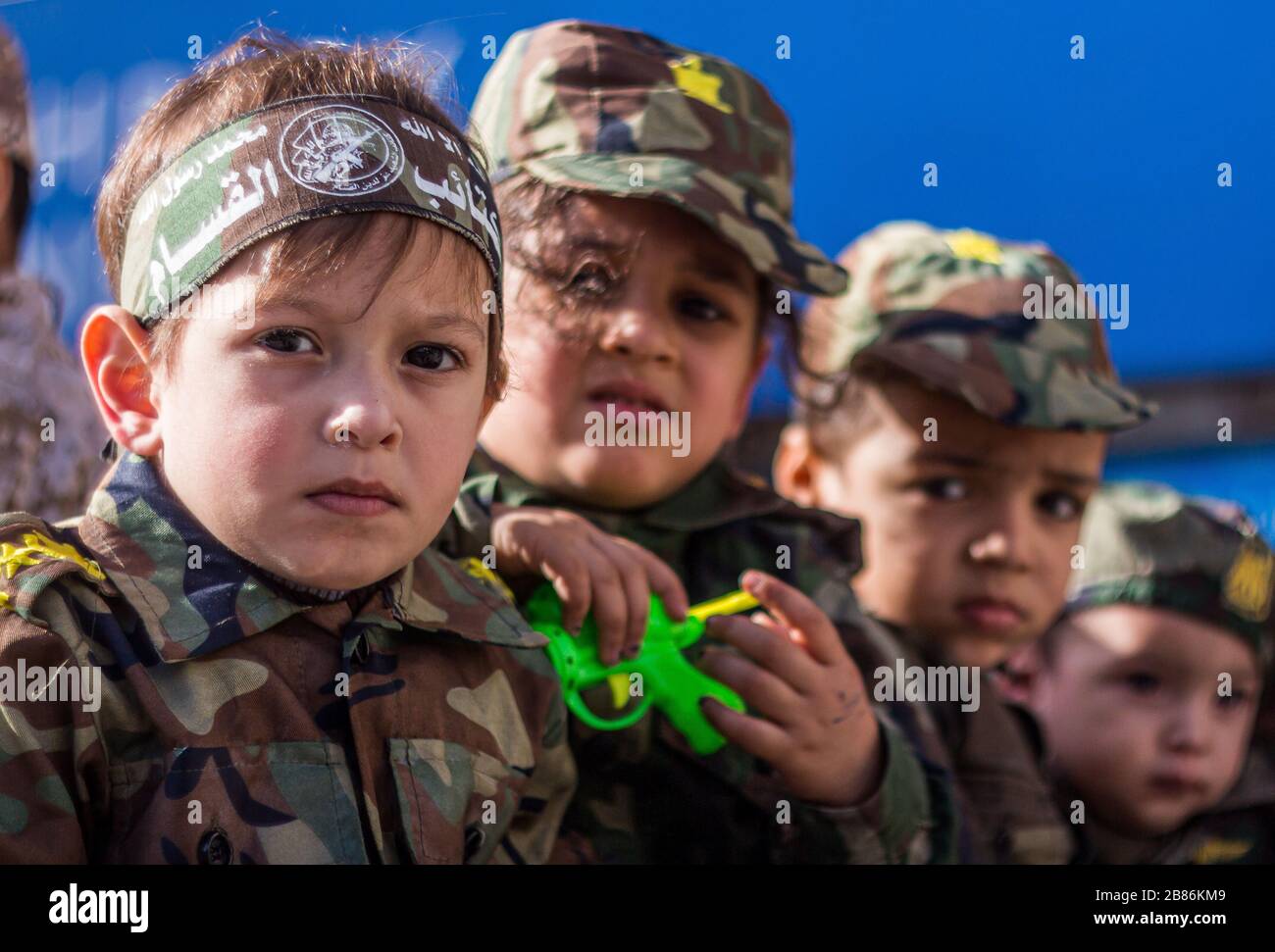 Les petits enfants du Hamas en uniforme de combat célèbrent le 32 e ...