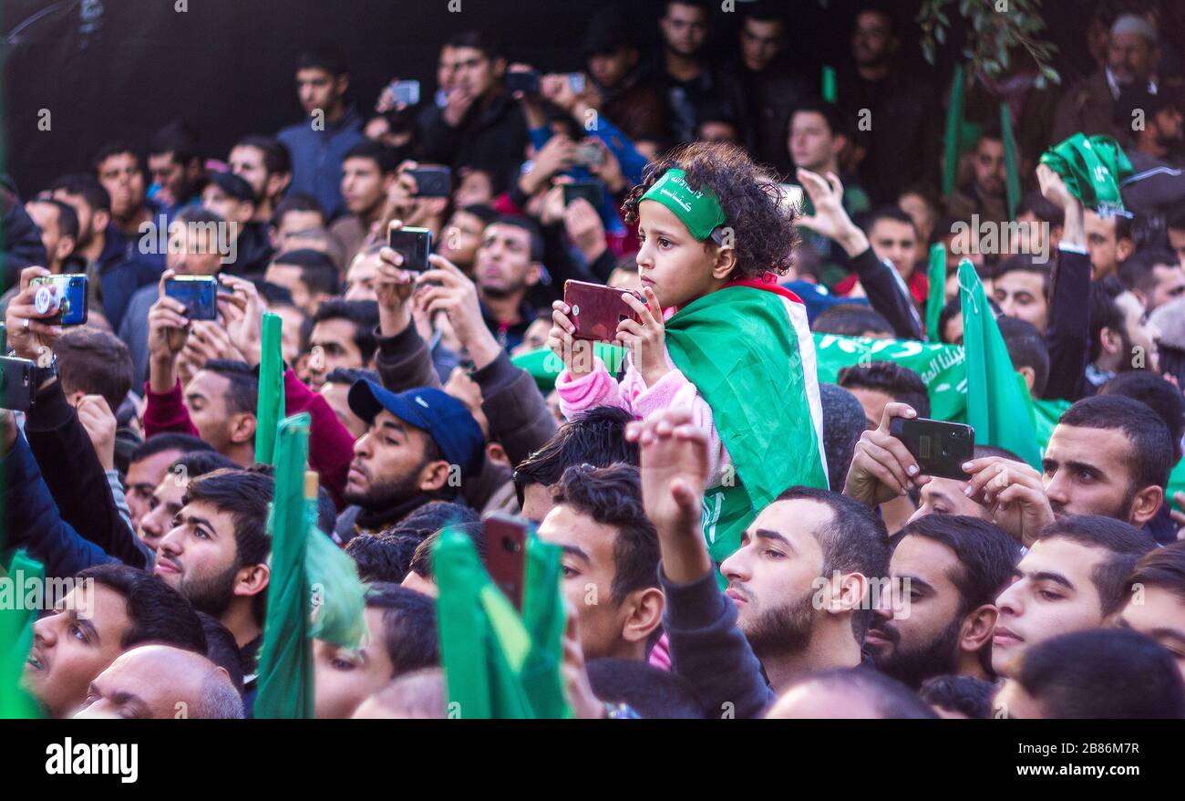 Les petits enfants du Hamas en uniforme de combat célèbrent le 32 e ...