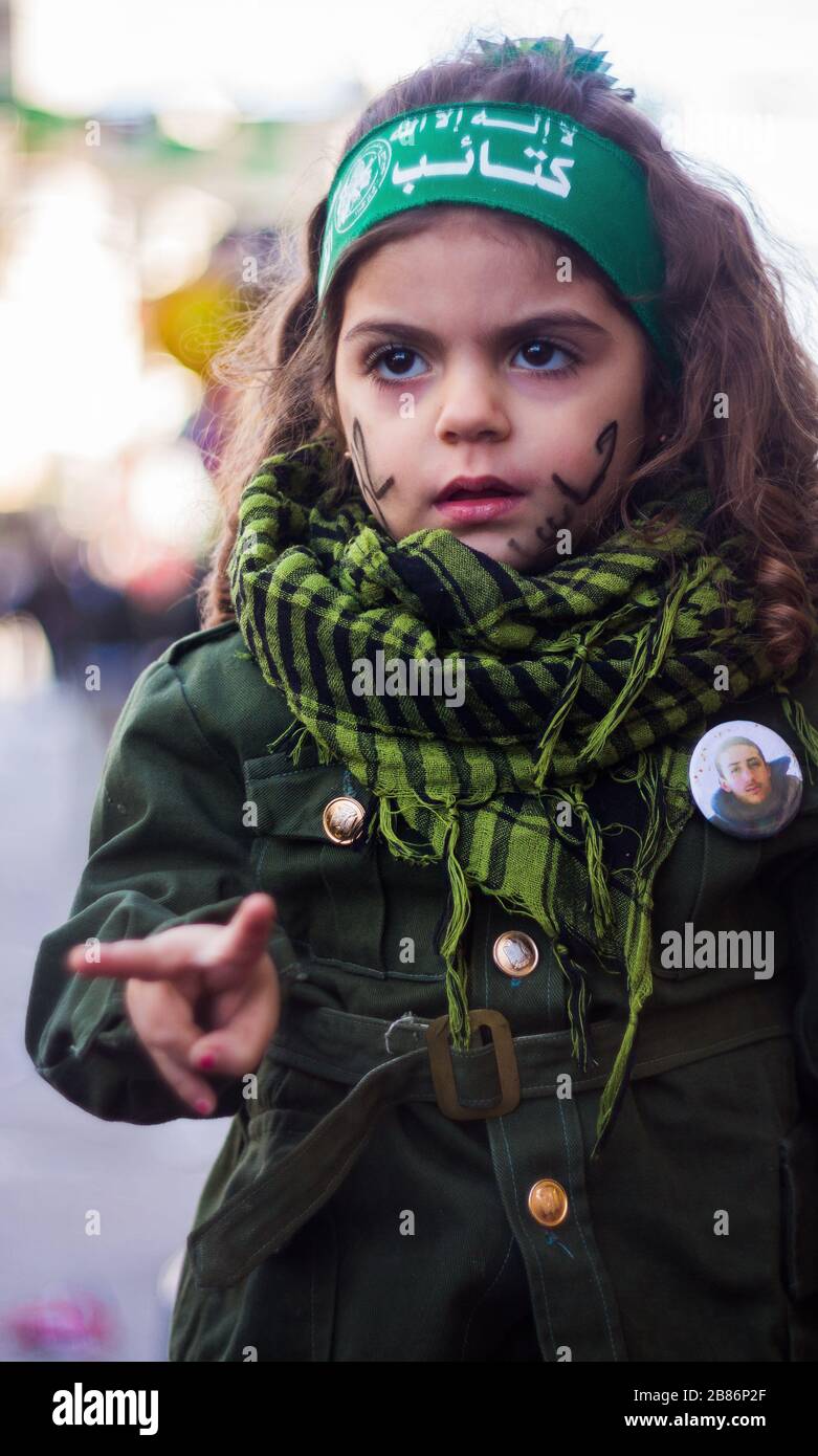 Les petits enfants du Hamas en uniforme de combat célèbrent le 32 e ...