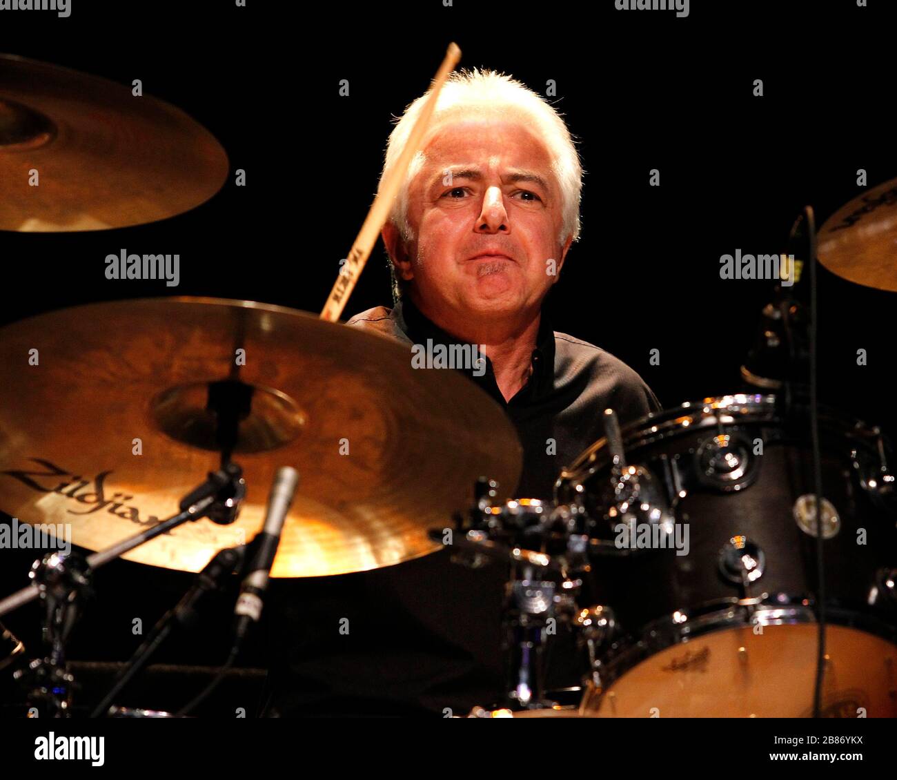 Le batteur Jack Bruno se produit avec Joe Cocker et le reste du groupe à la Seminole Hard Rock ...