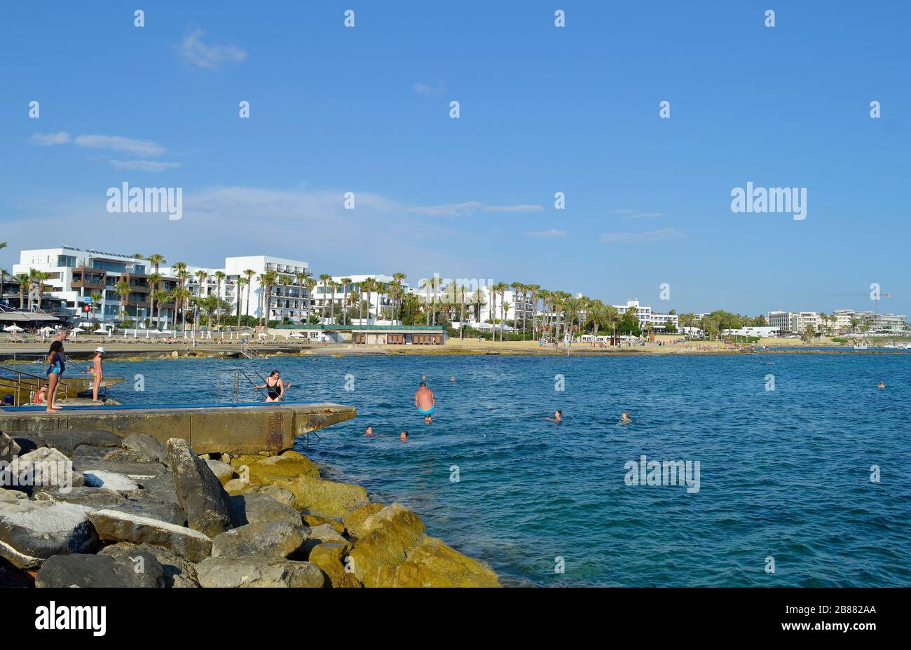 Les touristes qui sautent dans la mer à Paphos port une station ...