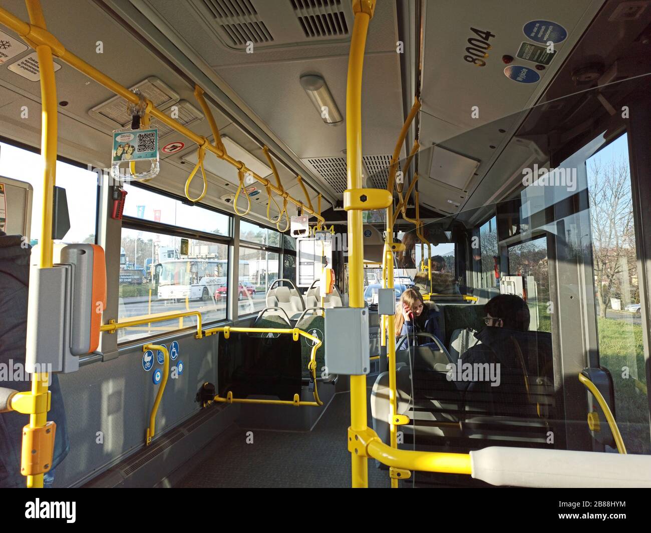 Gdansk Pologne 12 20 2019: Bus urbain moderne avec passants. Transports ...