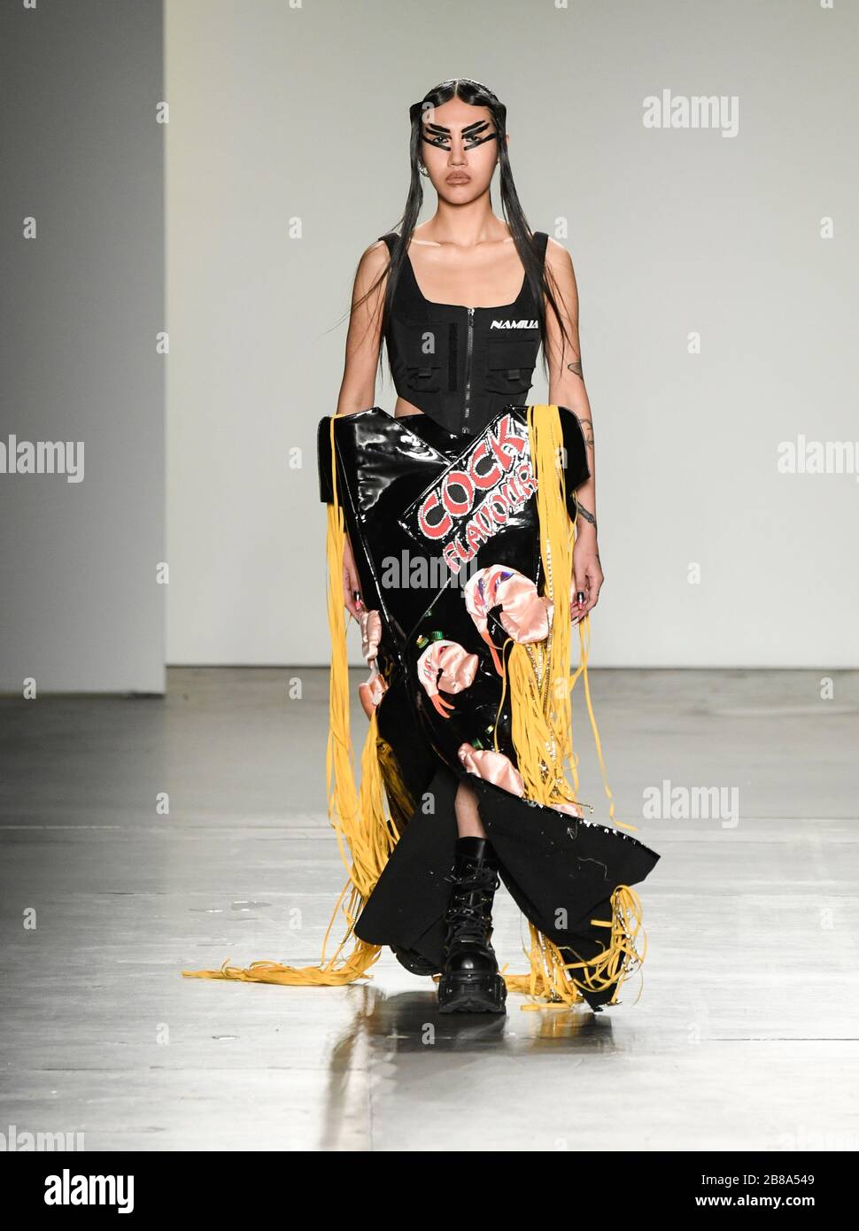 New York, NY - 9 février 2020: Modèle marche la piste à la collection Namilia par Emilia Pfohl ...