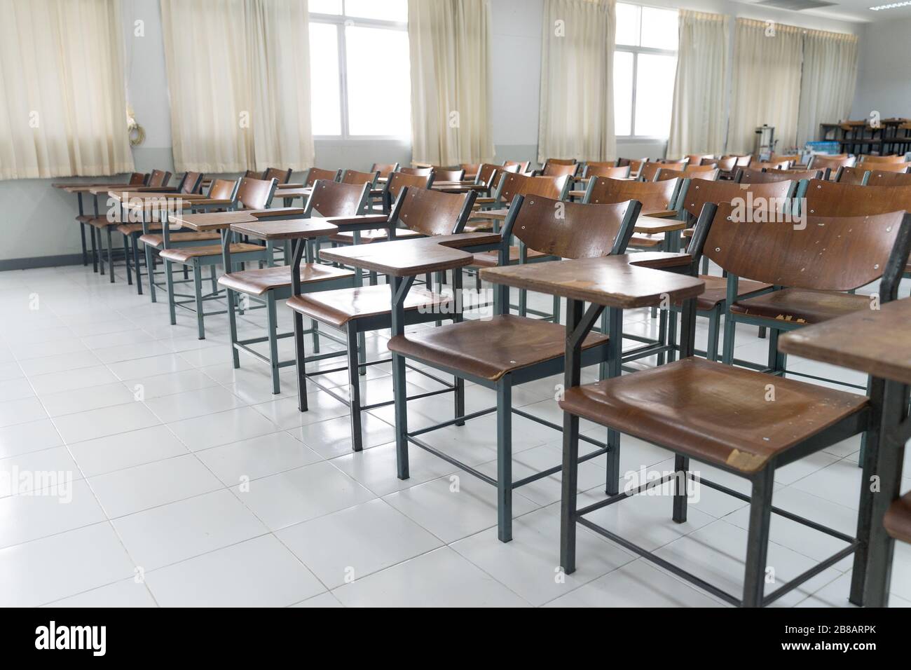 Salle de classe vide avec beaucoup de chaises sans étudiant. Salle de ...