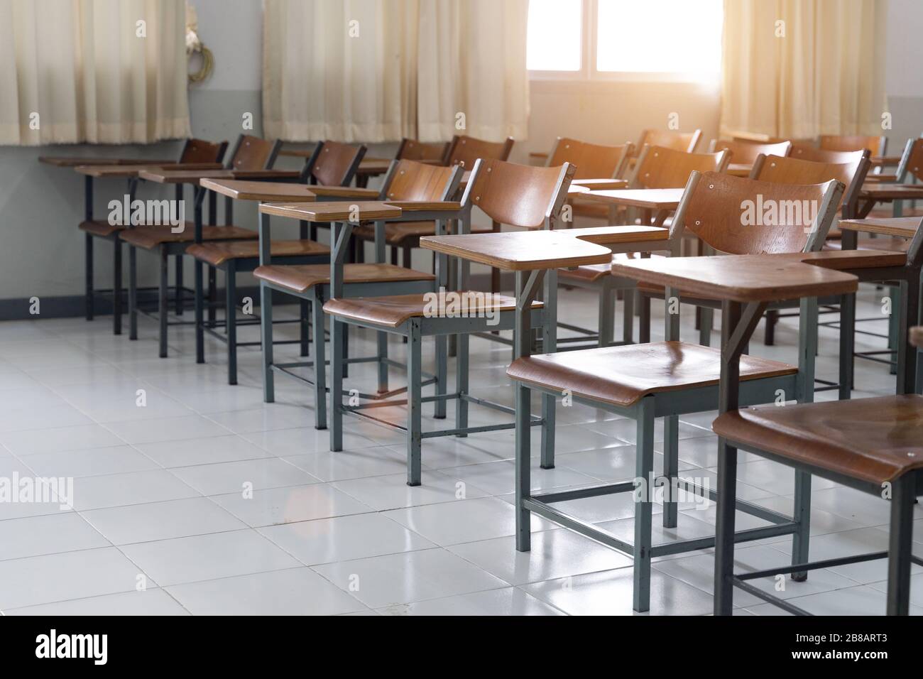 Salle de classe vide avec beaucoup de chaises sans étudiant. Salle de ...
