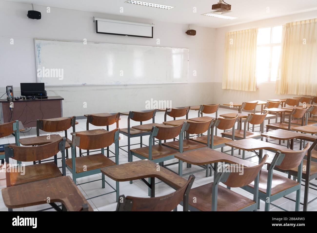 Salle de classe vide avec beaucoup de chaises sans étudiant. Salle de ...