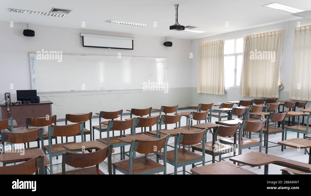 Salle de classe vide avec beaucoup de chaises sans étudiant. Salle de ...