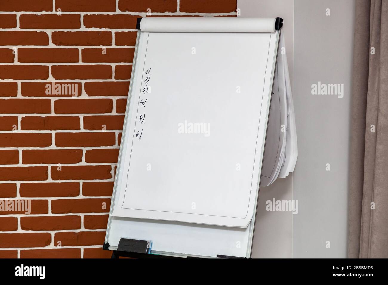 Tableau de conférence avec papier et numéros tirés au bureau, sur le ...