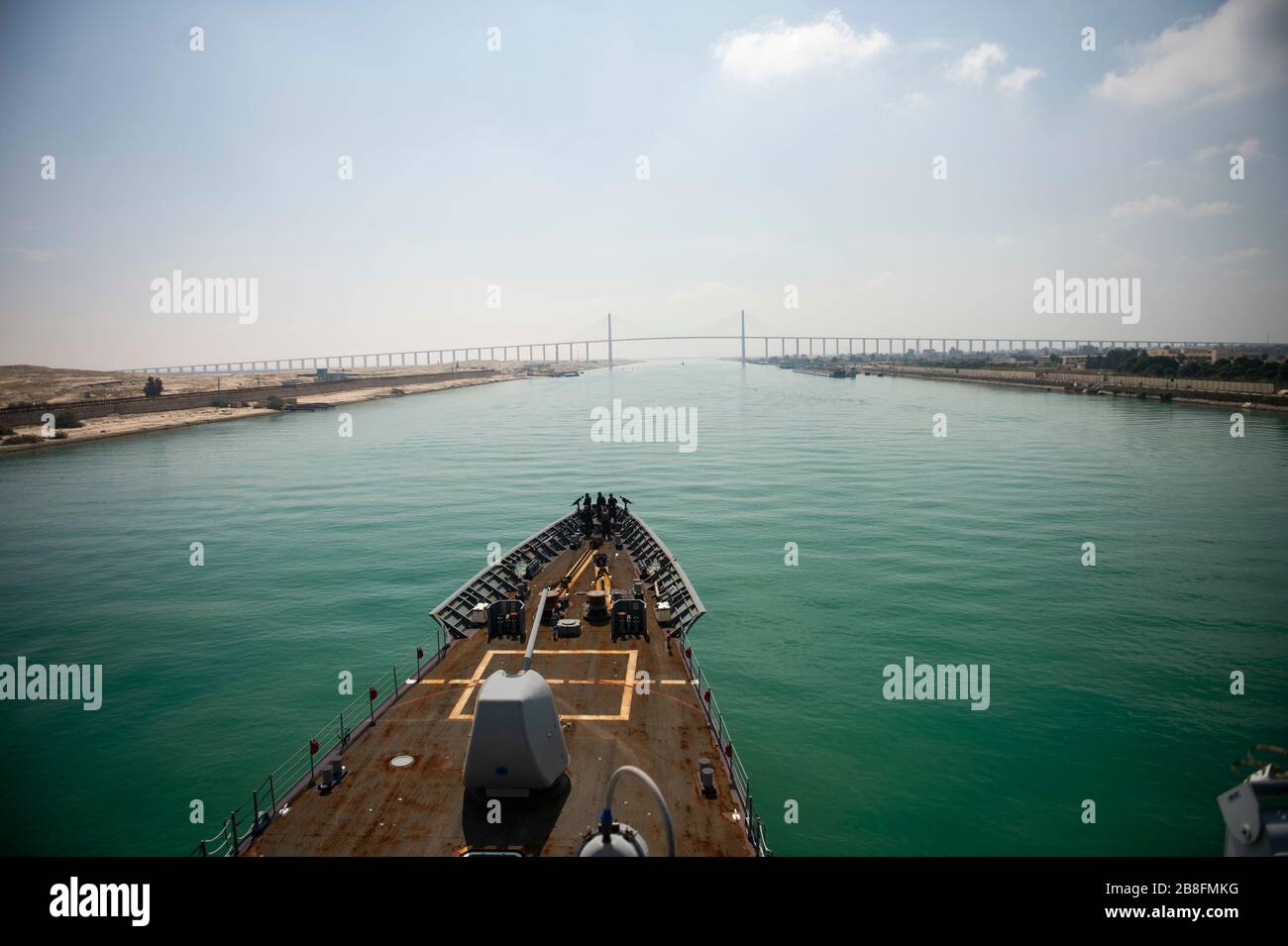 200315-N-PI330-0025 CANAL SUEZ (15 mars 2020) le croiseur de missiles ...