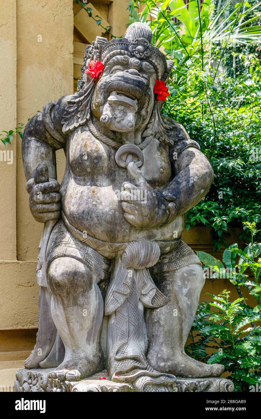 Statue de garde sculptée en pierre Dvarapala à Ubud. Bali, Indonésie ...