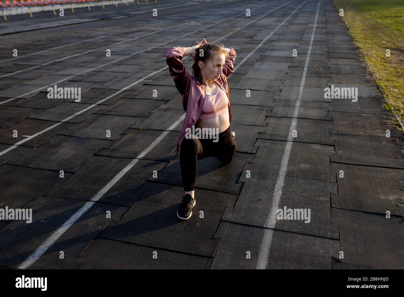 La préparation de l'athlète féminine jambes pour entraînement cardio ...