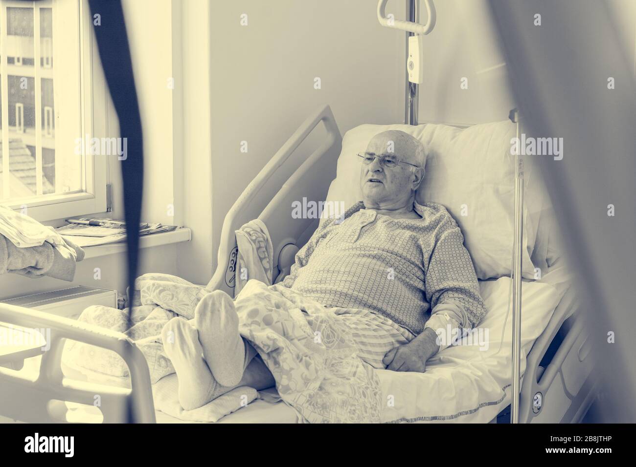 Homme malade pose dans un lit hopital Banque de photographies et d ...