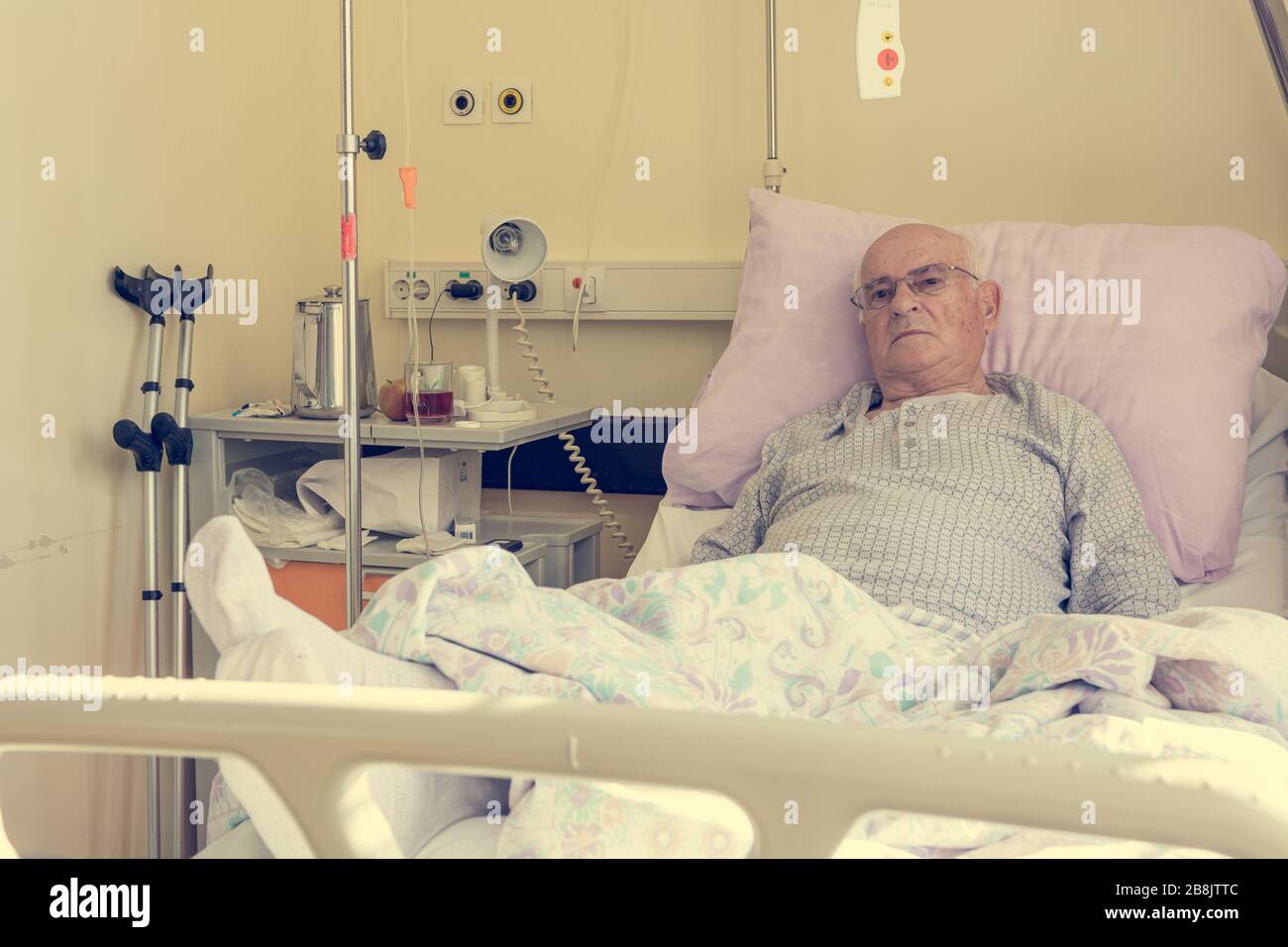 Homme malade pose dans un lit hopital Banque de photographies et d ...
