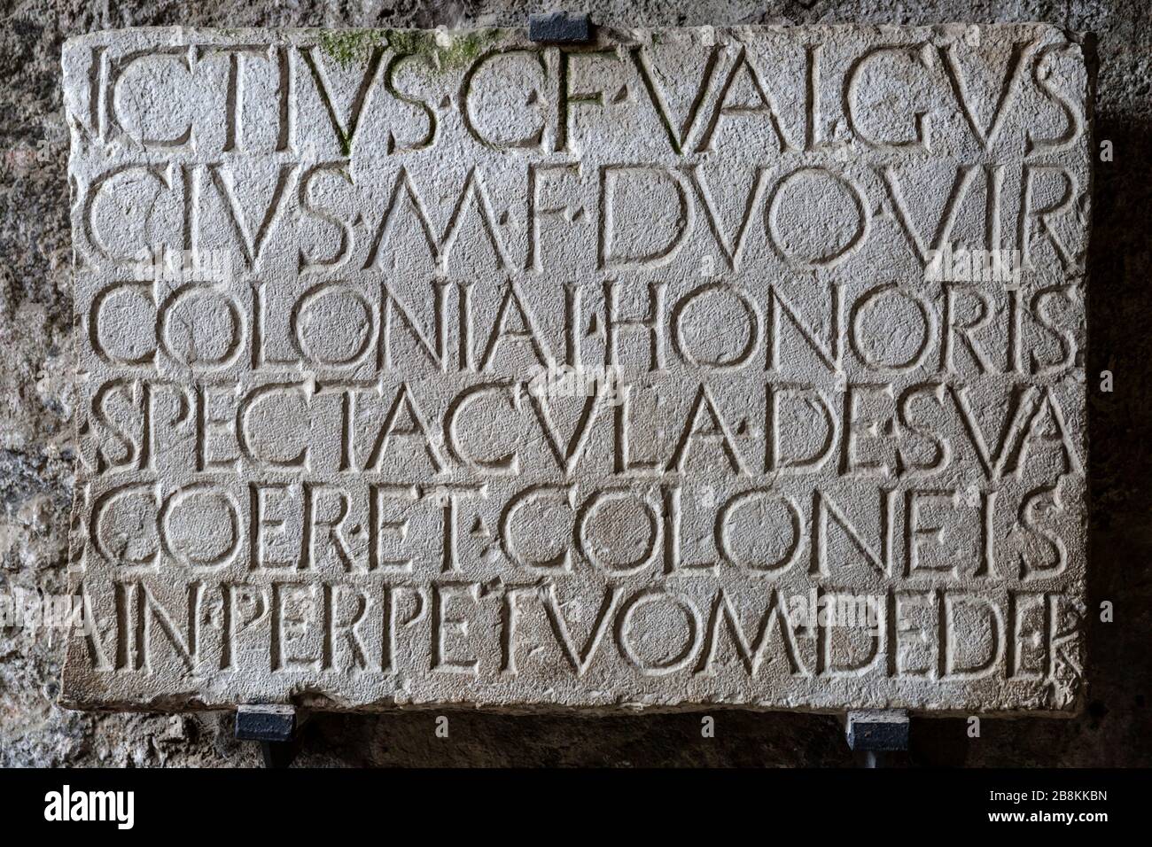 Inscription latine sur une ancienne plaque romaine à l'intérieur de l ...