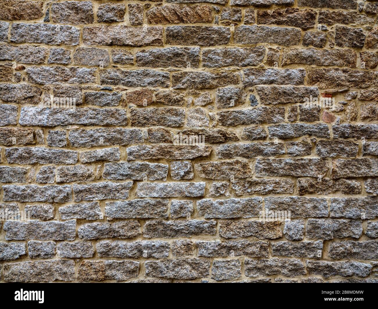 Ancien mur construit avec des pierres de divers types et d'épaisseur ...